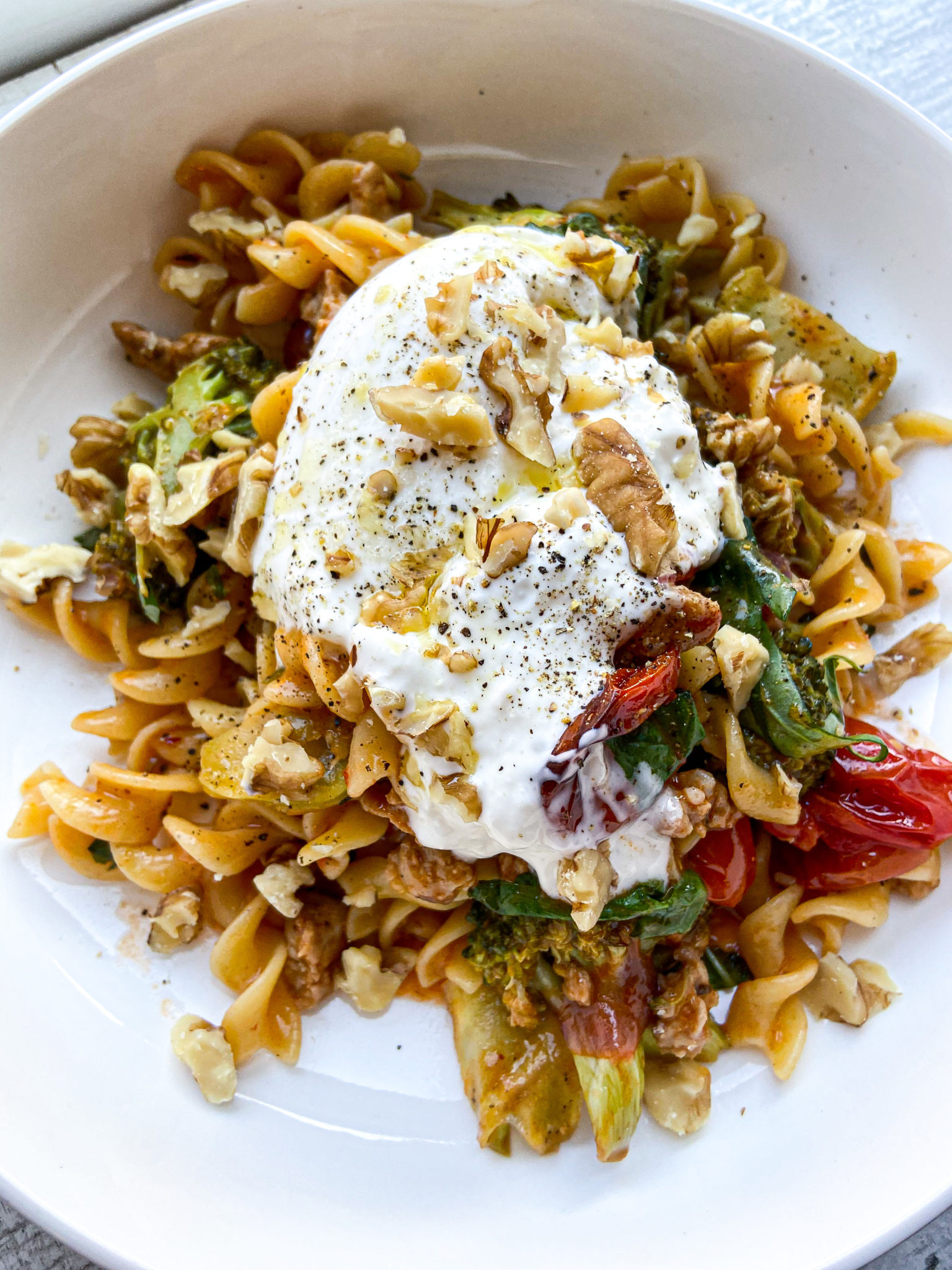 Pittige pasta met venkelworst, broccoli en burrata | Liselotte Legebeke